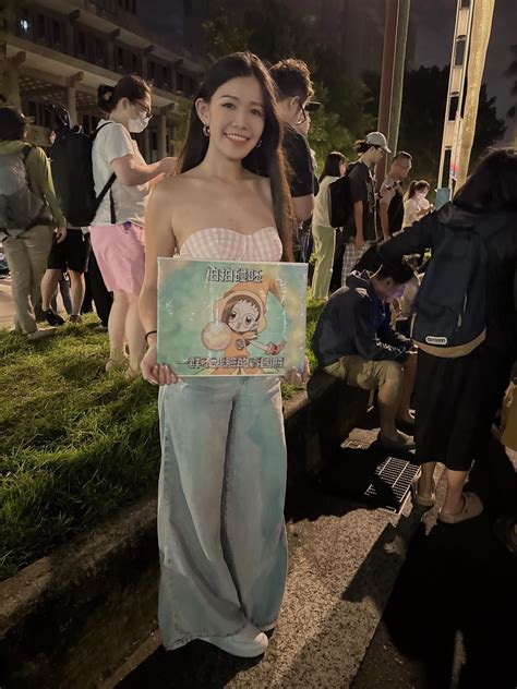 謝謝迷因教主製作的這張梗圖！ 讓我舉這張牌子的時候得到了很多微笑🤣🤣🤣 pei mathilda