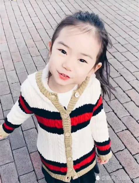 戚薇女儿表情包动图戚薇女儿lucky表情包 随意云