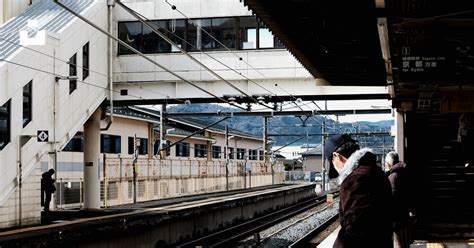기차역에서 기차를 기다리는 한 무리의 사람들 사진 Unsplash의 무료 일본 이미지