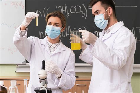 과학자 동료는 연구 도중 실험실에 있는 화학 시약과 일하고 있습니다 25 29세에 대한 스톡 사진 및 기타 이미지 25 29세 2명 Stem 주제 Istock