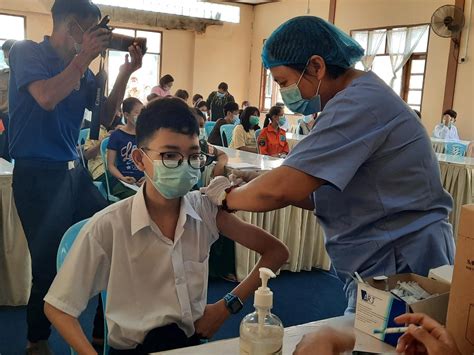 အလုံမြို့နယ်အတွင်းရှိ အသက် ၁၂ နှစ်အထက် ကျောင်းသား၊ ကျောင်းသူများအား ကိုဗစ် ၁၉ ရောဂါ ကာကွယ်ဆေ း