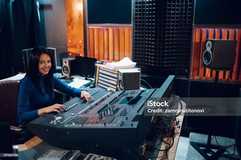 스튜디오에서 믹싱 사운드 보드를 작업 하는 여성 음악 프로듀서 35 39세에 대한 스톡 사진 및 기타 이미지 35 39세 Performing Arts Event 가수
