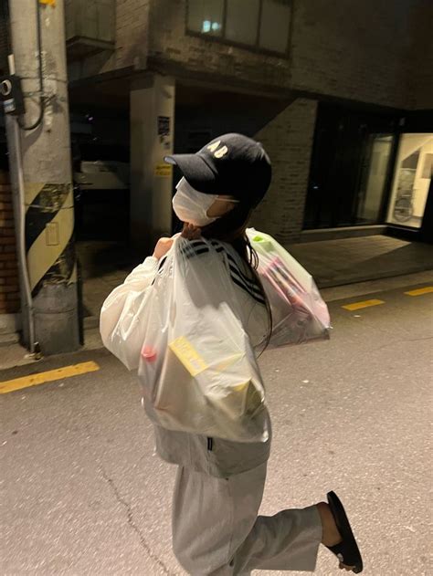 UNIVERSE ITZY On Twitter Itzy Bubbles Anime Monochrome