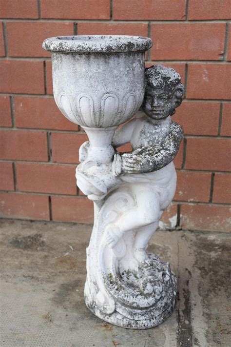 Italienische Neoklassizistische Gartenstatue Aus Stein Des 20 Jahrhunderts Mit Vase 2er Set Im