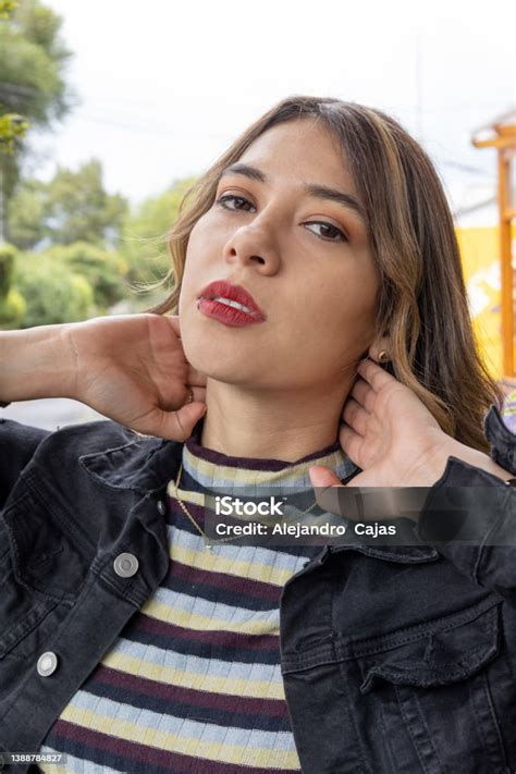 긴 금발 머리 라틴 모델의 아름다움을 가진 아름다운 젊은 여자의 빨간 입술 메이크업 25 29세에 대한 스톡 사진 및 기타 이미지 25 29세 거리 고요한 장면