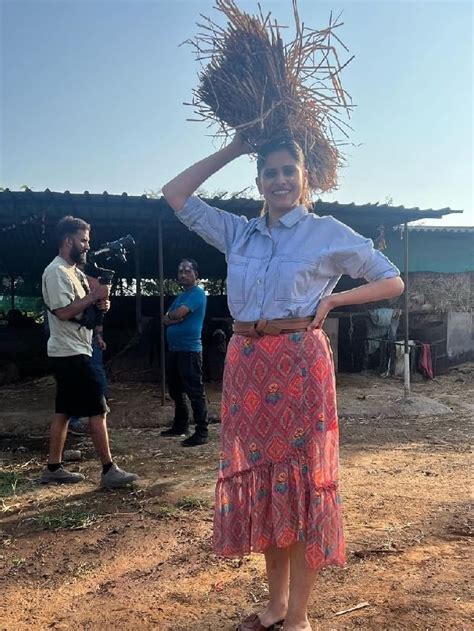 सईचा गावरान तडका डोक्यावर गवताचा भारा घेत शेअर केला फोटो Tv9 Marathi