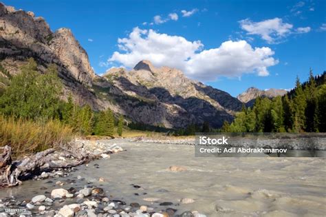 산강 야생 풍경 자연 여름 풍경 강 계곡 파노라마 카자흐스탄의 코라 강 협곡 부르칸 불락 폭포로 가는 길 카자흐스탄 의 관광 개념 0명에 대한 스톡 사진 및 기타 이미지