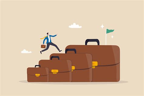 경력 성장 개발 계획 직업 승진 또는 업무 목표 달성 동기 부여 성공을 향한 계단 단계 야망 개념 사업가 전문가가 서류 가방 계단을 올라 목표를 달성합니다 신규 채용에 대한