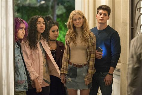 Marvel Runaways Review Hulu Drama Is Ambitious Complex And Fun