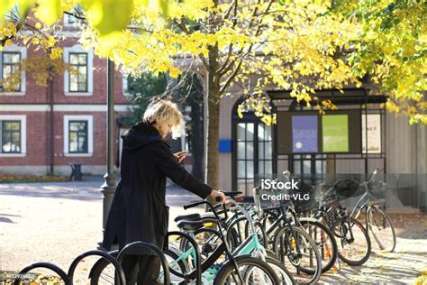 따뜻한 화창한 가을 날에 자전거를 타고 공원에서 걷고있는 청년 25 29세에 대한 스톡 사진 및 기타 이미지 25 29세 Mobility As A Service 거리