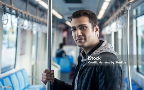 웃는 표정으로 카메라를 보고 지하철 기차로 여행 하는 젊은 남자의 초상화 버스에 대한 스톡 사진 및 기타 이미지 버스 교통