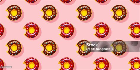 밝은 파스텔 핑크 배경에 상단보기 다채로운 도넛 장난감 원활한 패턴 플랫 레이 일러스트 컬러 디자인 최소한의 스타일 여름 개념 개념에 대한 스톡 사진 및 기타 이미지