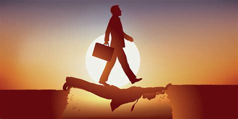 야심 찬 사업가가 자신의 목표를 달성하기 위해 도전자를 분쇄합니다 이기주의에 대한 스톡 벡터 아트 및 기타 이미지 이기주의