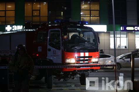 ФОТО Орон сууцны хорооллын орц гарц талбайг хааж машинаа байрлуулах нь гал гарсан үед саад