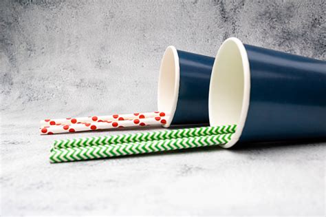 두 개의 파란색 컵 안에 빨간색과 녹색 종이 빨대 지속 가능한 파티 사람들의 일상에서 플라스틱의 교체 및 환경을지지하는 행동을위한 모임을 언급하십시오 0명에 대한 스톡 사진