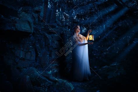 밤 숲 사진의 어린 엘프 소녀 사진 무료 다운로드 Lovepik