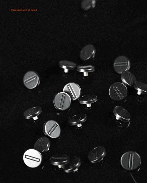 Mathematik 부자재에도 정답을 찾는 중 ⠀ 디자인은 큰 형태로만 완성되지 않는다 버클 하나 지퍼 손잡이 하나가 전체의 느낌을 바꿀 수 있다 ⠀ 그래서