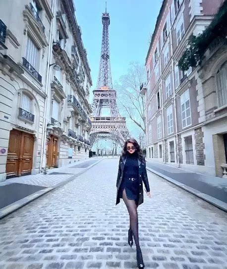 Selena Gomez Strips Nude And Covers Curves In Bubbles For Steamy Bath