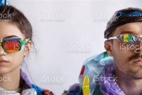 판매와 옷에 중독 된 여성과 남자 플라스틱을 입고 재활용 개념 가리키기에 대한 스톡 사진 및 기타 이미지 가리키기 개념 과도 Istock