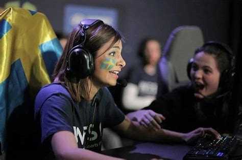 Some Of The Hottest Professional Gamer Girls Out There Guru Ghantal