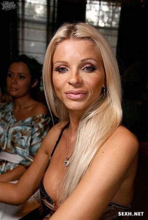 Актрисы отдыхают от съемок топлесс Pic