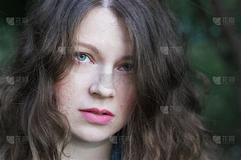 一个漂亮的卷发女孩的肖像。