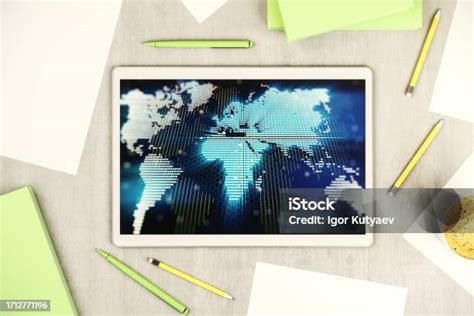추상적인 창조적인 세계 지도 세계화 개념이 있는 현대 디지털 태블릿 디스플레이 평면도 3d 렌더링 0명에 대한 스톡 사진 및 기타 이미지 Istock