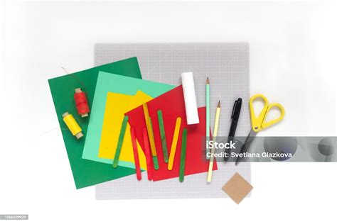 Diy 명령 단계 자습서에 의해 단계 빨간색과 노란색 수박 팬 여름 생일 파티를위한 장식 만들기 공예 도구 및 소모품 1단계 0명에 대한 스톡 사진 및 기타 이미지 Istock