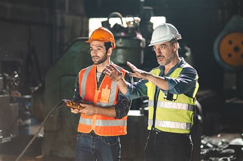 건설 공장에서 중공업 제조 기계의 안전 시스템을 점검하고 생산 작업 기술의 공장 장비를 서비스하기 위해 일하는 전문 기술자 엔지니어 25 29세에 대한 스톡 사진 및 기타