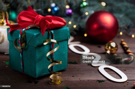 메리 크리스마스와 새해 휴일 테마 구성 크리스마스 트리와 공 옆에 선물 상자와 문자 2020 개성 개념에 대한 스톡 사진 및 기타 이미지 Istock