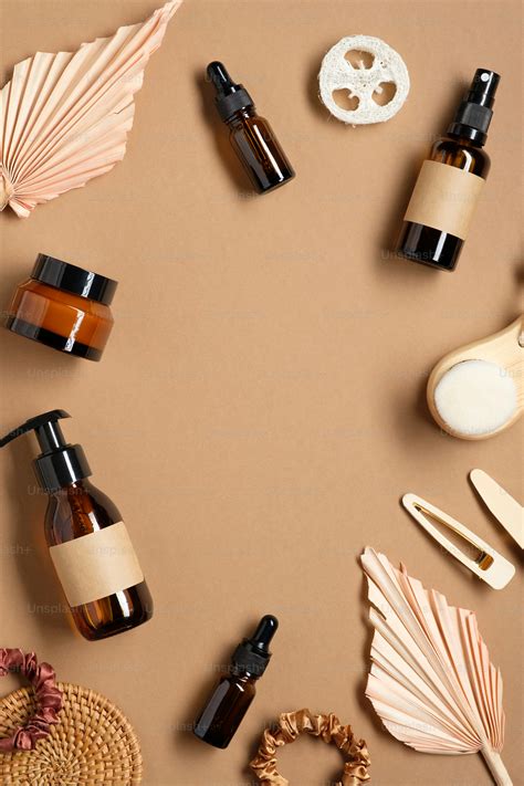 천연 화장품과 말린 꽃이 든 호박색 유리 병 세트 미용 제품 브랜딩 포장 디자인 템플릿입니다 유기농 스파 스킨 케어 제품 플랫 레이 평면도 사진