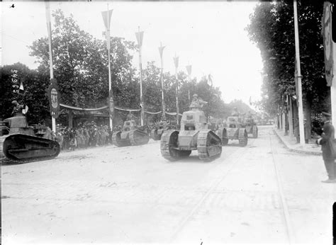 100년 전 바스티유 데이bastille Day를 기념하는 파리 시민들의 모습