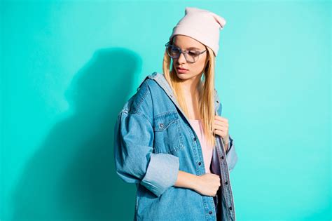 그녀의 초상화 그녀 멋지게 보이는 매력적인 매력적인 사랑스러운 사랑스러운 솔직한 소녀는 밝은 선명한 빛나는 녹색 청록색 배경에 고립 된 새로운 멋진 옷을 입고 개인 장식품에