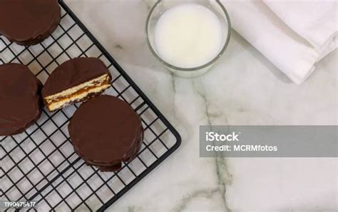 아르헨티나에서 흔히 볼 수 있는 수제 알파조르 드 초콜릿의 꼭대기 전망 복사 공간이 있는 대리석 배경 위에 우유가 있는 냉각 랙 달콤한 음식에 대한 스톡 사진 및 기타