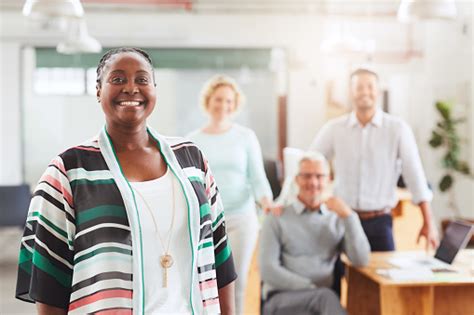 사무실에서 동료들과 미소 짓는 아프리카계 미국인 사업가 남자에 대한 스톡 사진 및 기타 이미지 남자 사무실 여자 Istock