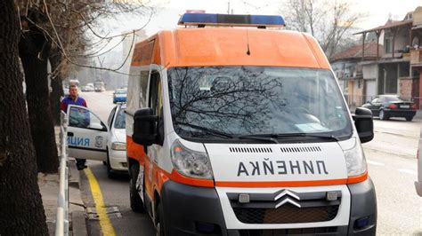 Нападнаха екип на Спешна помощ жена удари с юмрук в лицето лекарка Новини бг