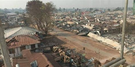 လက်နက်ကြီးနဲ့ ဒရုန်းပစ်ခတ်မှုကြောင့် ဆီဆိုင်မြို့မဈေး မီးလောင်ပျက်စီး