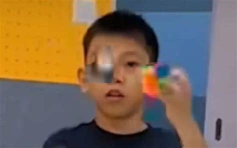 Singapore Babe 10 Juggles And Solves Rubik S Cube In Just 11 Seconds News Karnataka