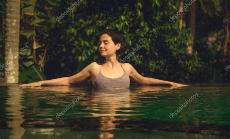 La Chica De La Piscina Infinita Piscina En La Selva Vacaciones En Bali La Chica Est