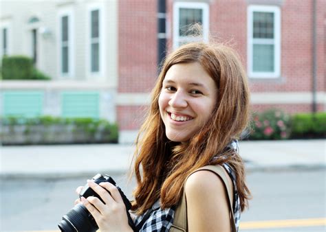 무료 이미지 사람 소녀 사진술 초상화 모델 좌석 헤어 스타일 미소 긴 머리 드레스 아름다움 금발 사진 촬영 갈색 머리 인물 사진 인간 위치