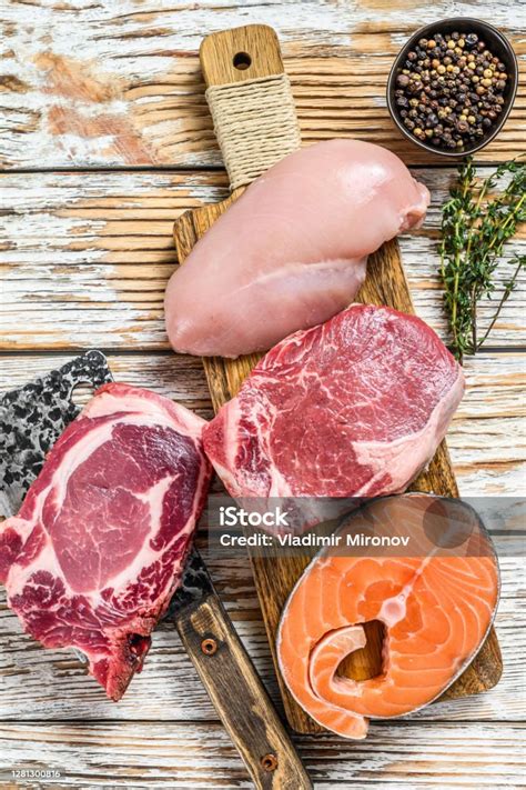 신선한 생 소고기 스트리플로인 스테이크 닭 가슴살 필레 돼지고기 연어 스테이크 흰색 나무 배경 위쪽 보기 닭고기에 대한 스톡 사진 및 기타 이미지 Istock