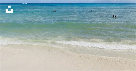 바다에서 수영하는 사람들 사진 Unsplash의 무료 파랑 이미지