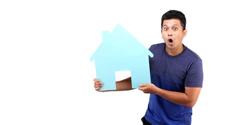 스튜디오의 흰색 배경에 고립 된 제시 종이 집 모양을 들고 아시아 남자의 충격과 깜짝 얼굴과 복사 공간 개발에 대한 스톡 사진 및 기타 이미지 Istock