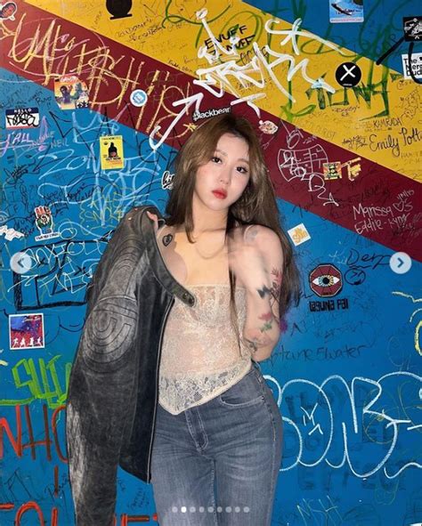 백예린 끈 하나에 의지한 누드톤 상의…미국 가더니 과감해졌네