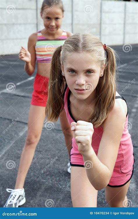 El Ejecutarse De Las Muchachas Del Preadolescente Foto De Archivo
