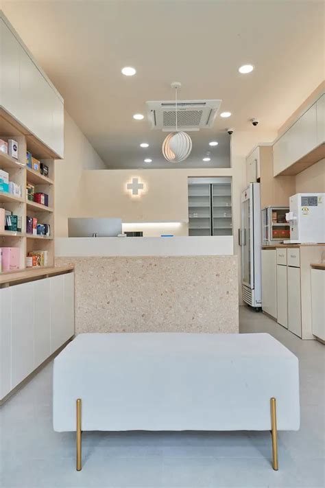 화이트and우드톤 깔끔한 8평 약국인테리어