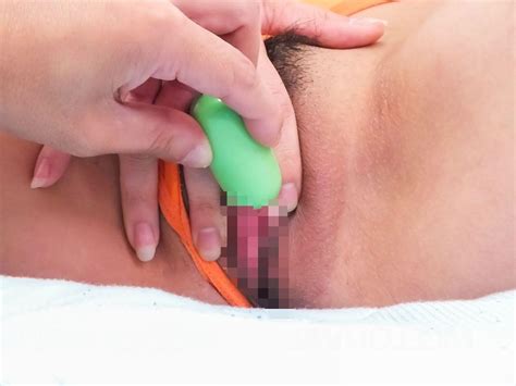 この動画の画像を見るスレンダー美女と生姦！カメラ目線でバキュームフェラ。69プレイから、豪快な背面騎乗位で結合部を晒し、イクイクと中出し！