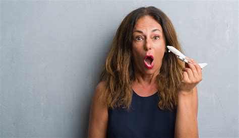 중세 스페인 여자 회색 그런 지 벽 깜짝 얼굴 두려워 하 고 공포 식으로 흥분 충격에서 무서 워 비행기를 들고 서 갈색 머리에