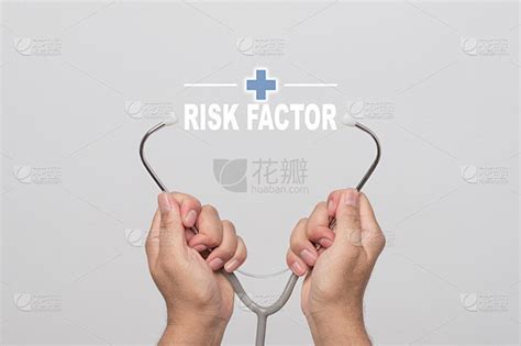 手握听诊器和“风险因素”医学概念。