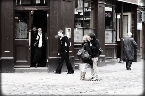 배경 화면 화이트 검은 단색화 창문 시티 거리 애정 겨울 도로 사진술 흡연 감기 두 서 있는 바 포도 수확 선술집 선원 로맨스 하부